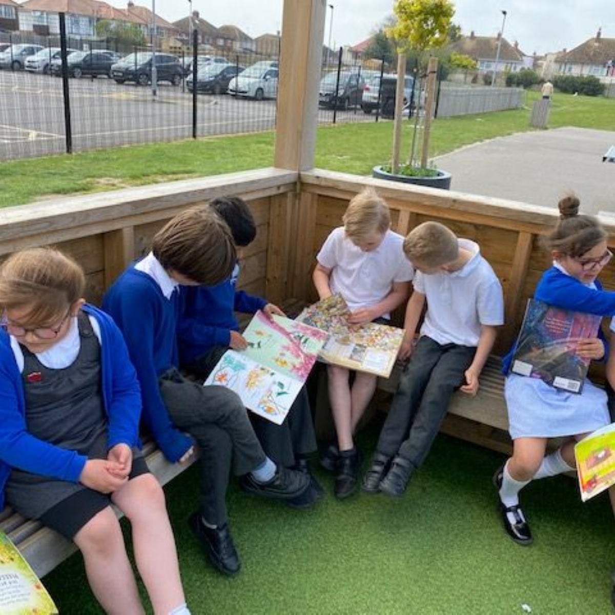 Ramsgate Arts Primary School - Reading in the sunshine!